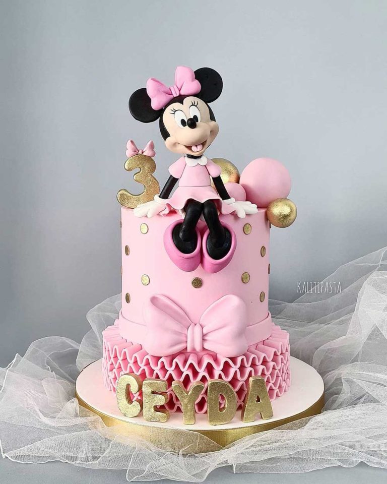 Minnie Mouse's Bowtique Cake - Between The Pages Blog